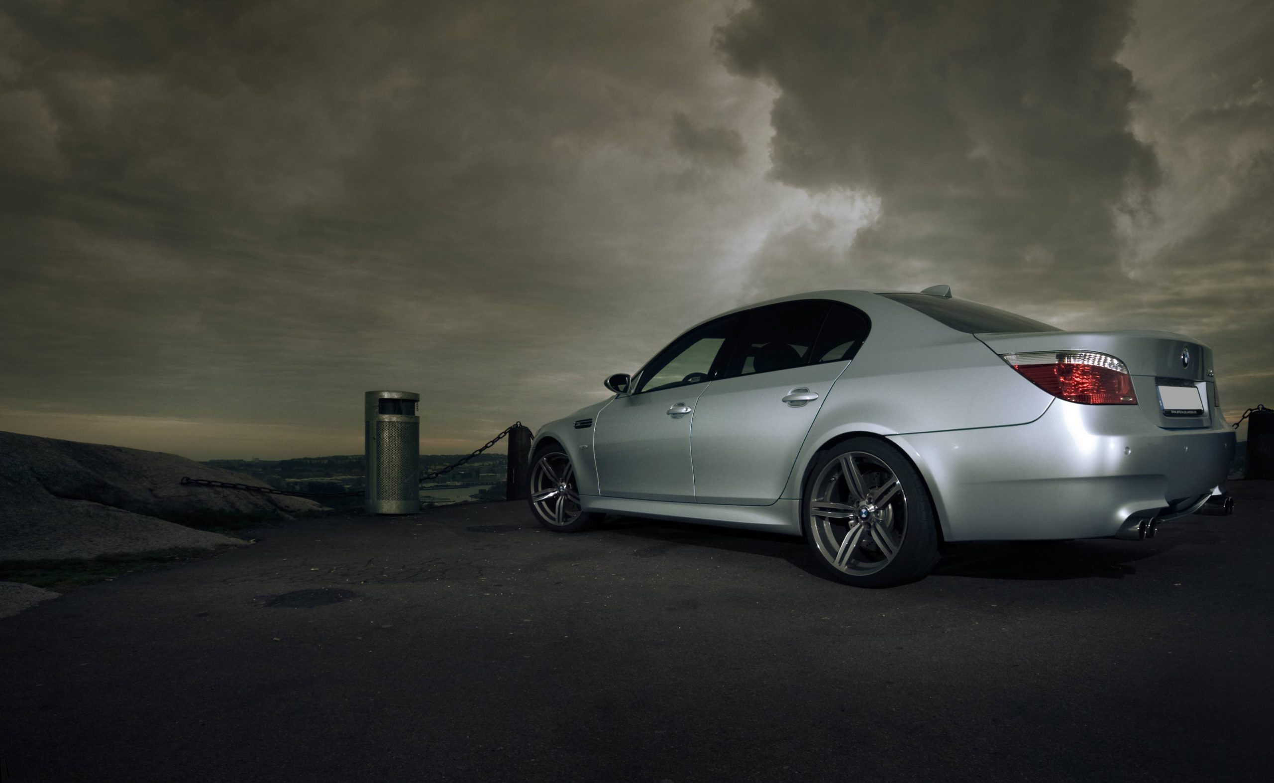 BMW E60 M5 – Ekskluzywne Tapety na Pulpit i Telefon - Tapety
