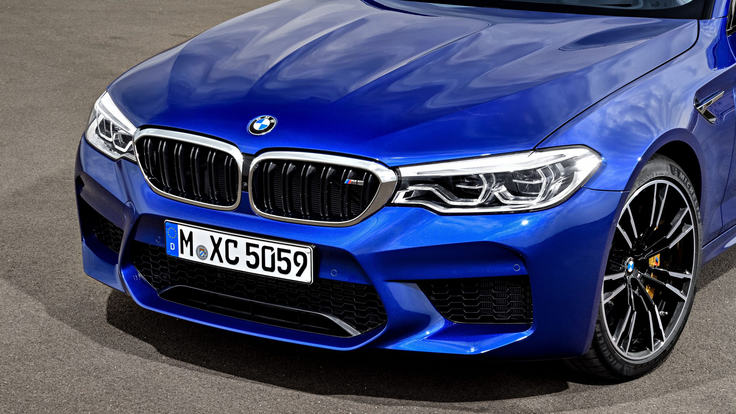 BMW M5 HD – tapety na pulpit i telefon - Tapety