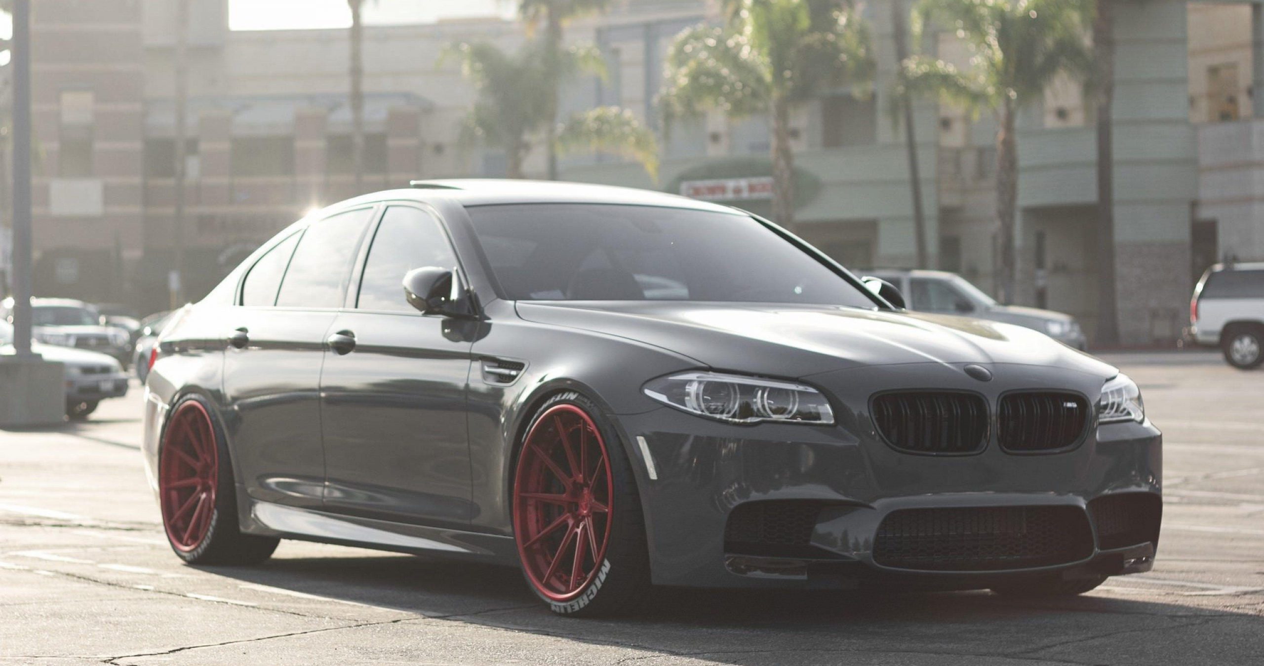 BMW M5 HD – tapety na pulpit i telefon - Tapety